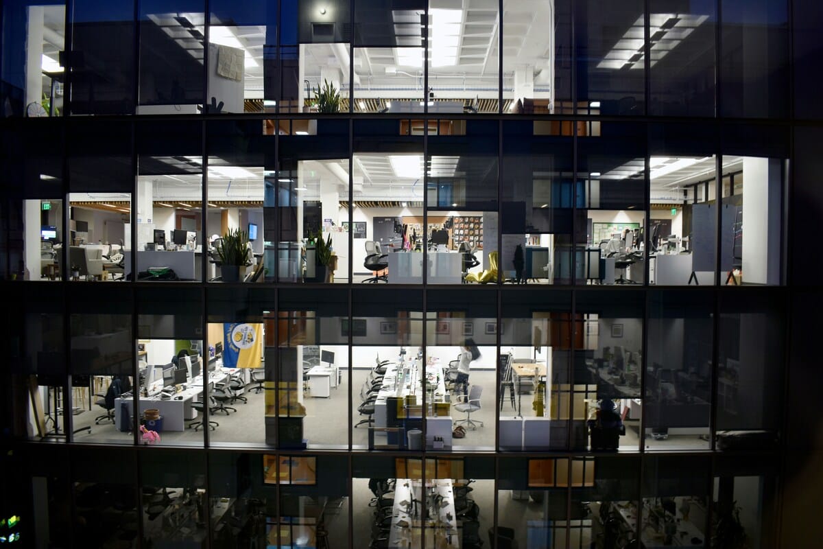 What Is a Smart Workplace? 7 Key Features and Implementation